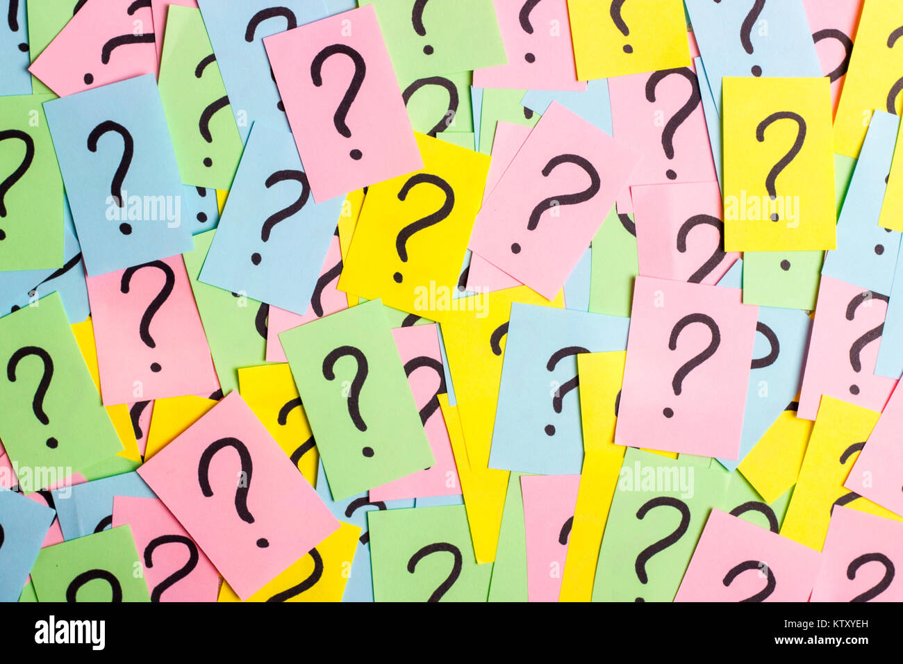 Zu viele Fragen. Haufen von Notizen auf bunten Papier mit Fragezeichen ...