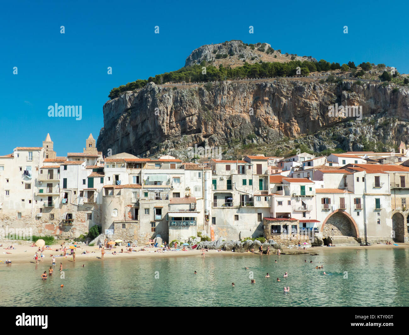 Cefalu in Sizilien: der Hafen, der Strand und die Gebäude der Via ...