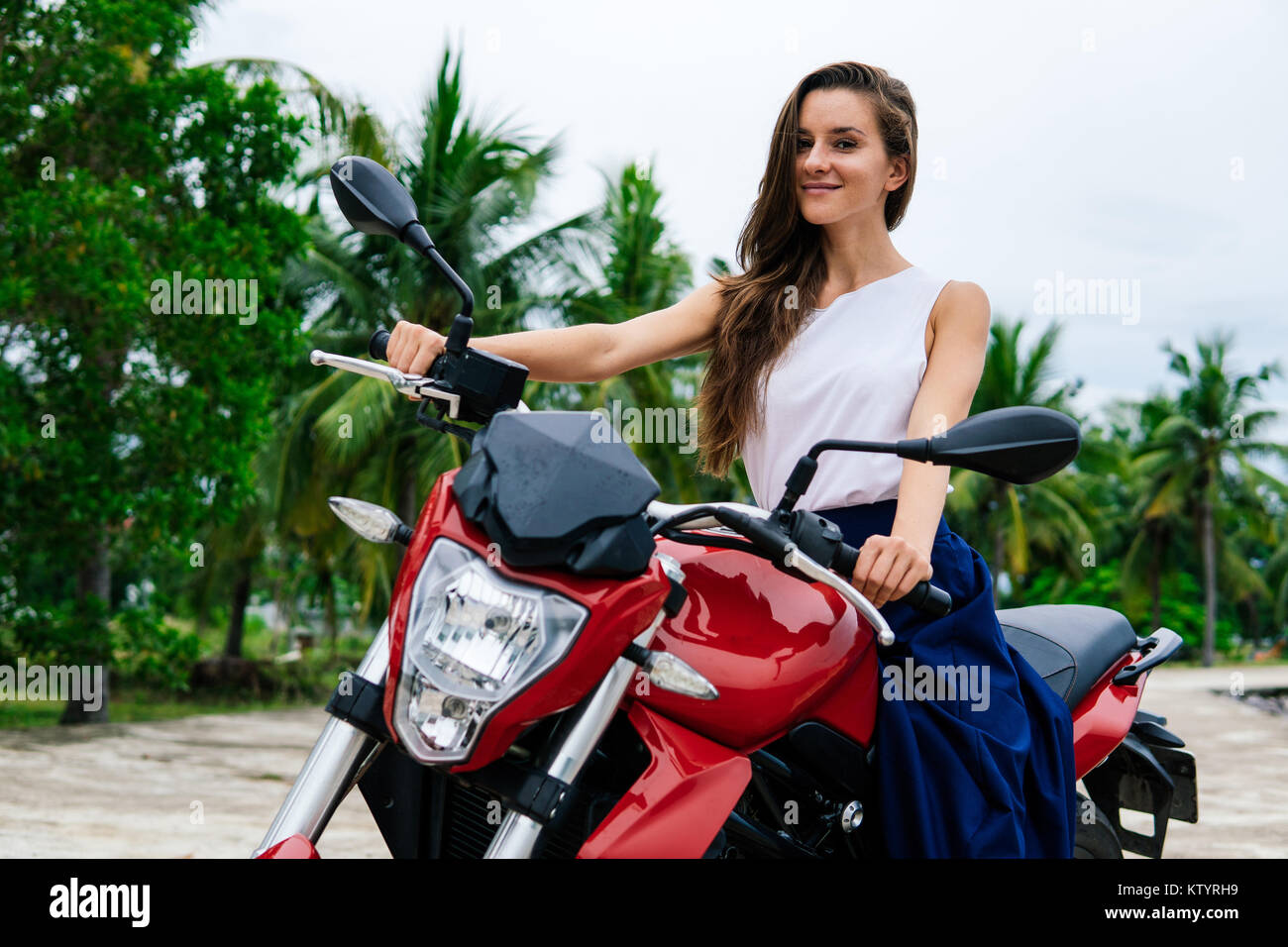 Biker Mädchen auf einem Motorrad Stockfotografie - Alamy