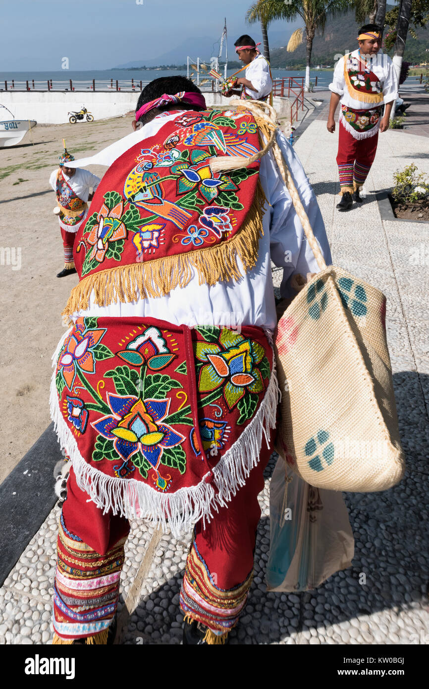 Schöne Raupe arbeiten an ein Kostüm für die Danza de los Valadores ...