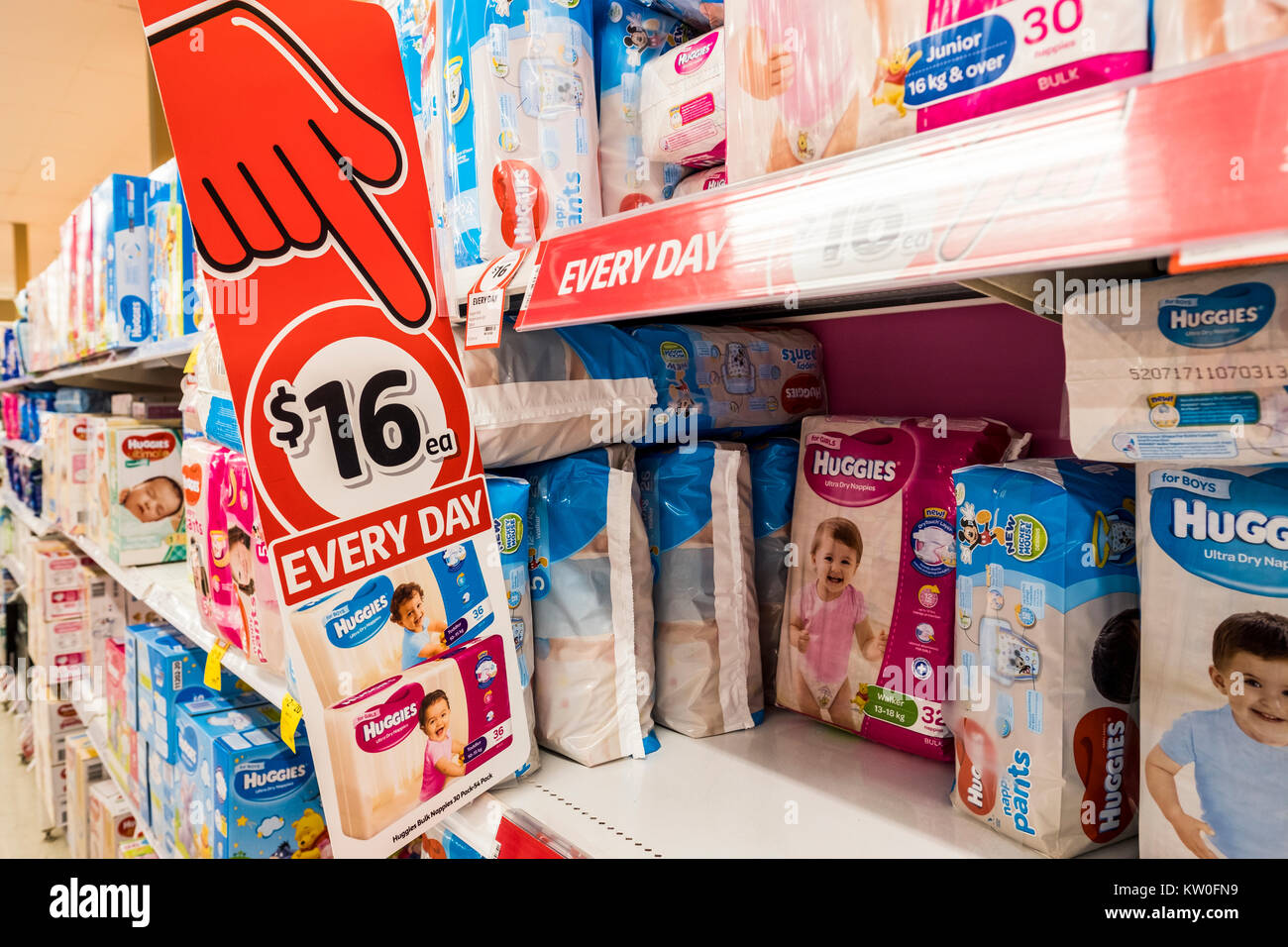 Huggies Windeln fur Babys und kleine Kinder auf Verkauf an ein Coles Supermarkt in Sydney Australien Stockfotografie Alamy