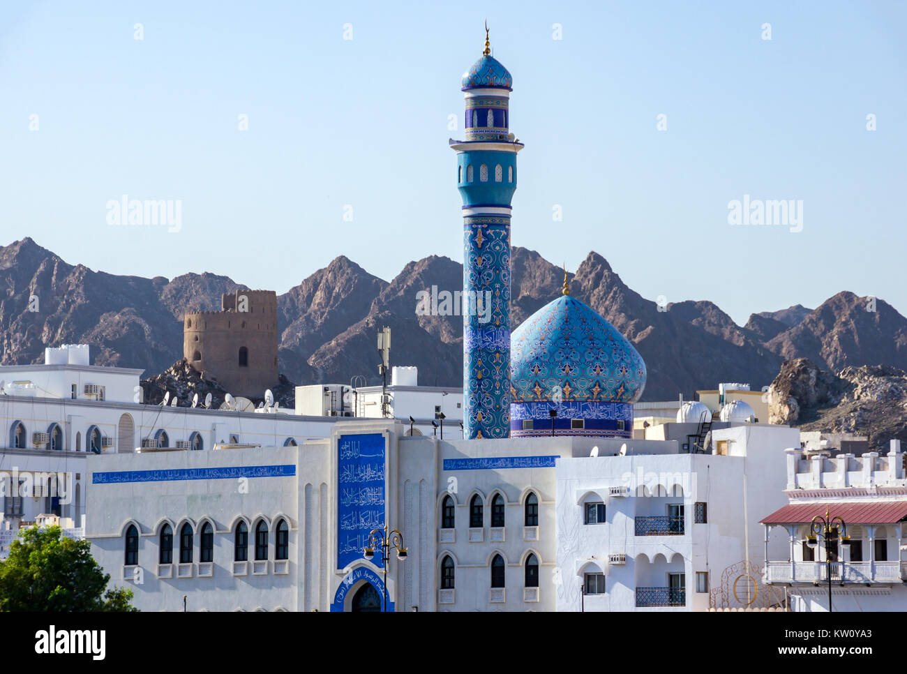 Blauen Kuppel und Minarett von Muttrah Moschee - Muscat, Oman ...