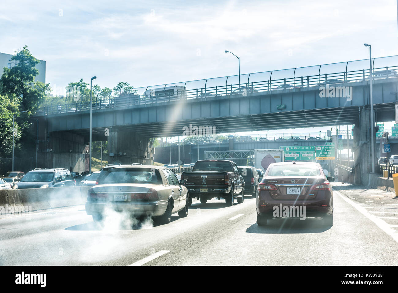 Abgase smog auto -Fotos und -Bildmaterial in hoher Auflösung – Alamy