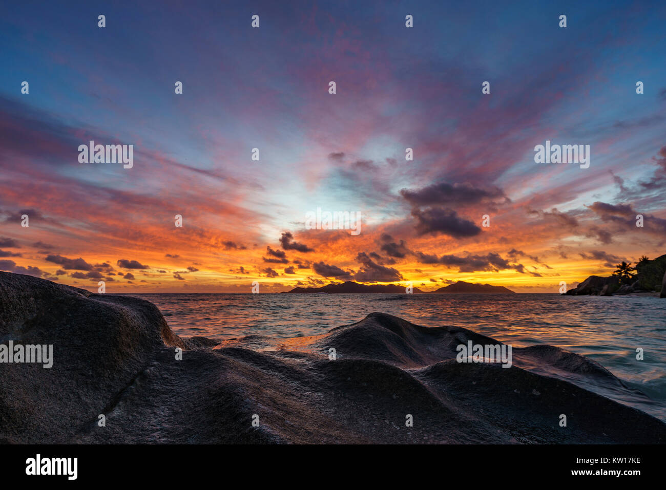 Romantischer Sonnenuntergang über Granitfelsen und türkisfarbenem ...