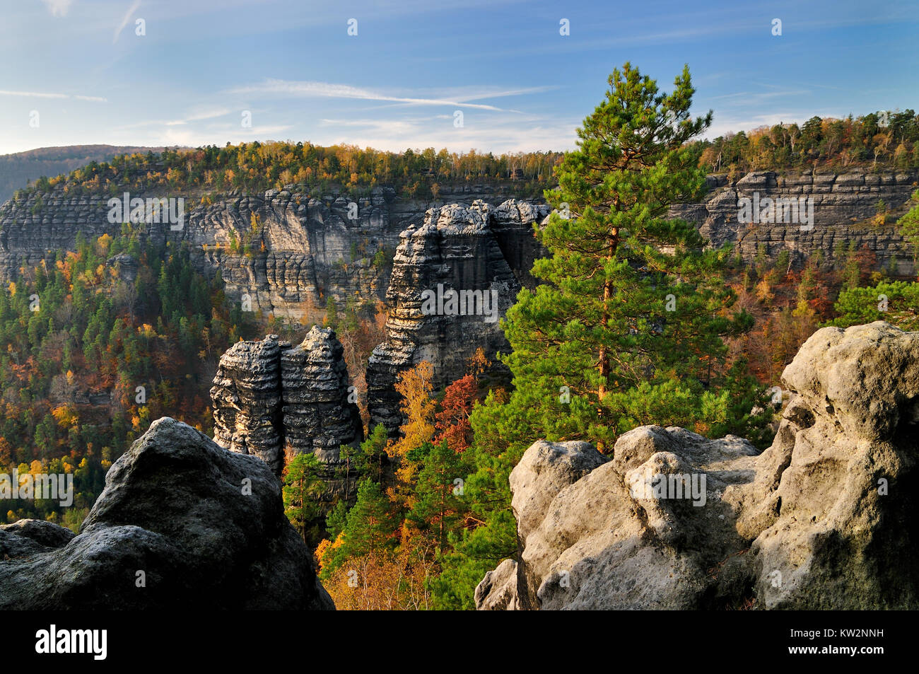 Lange grundmauern im blick auf den prebischtor -Fotos und -Bildmaterial ...