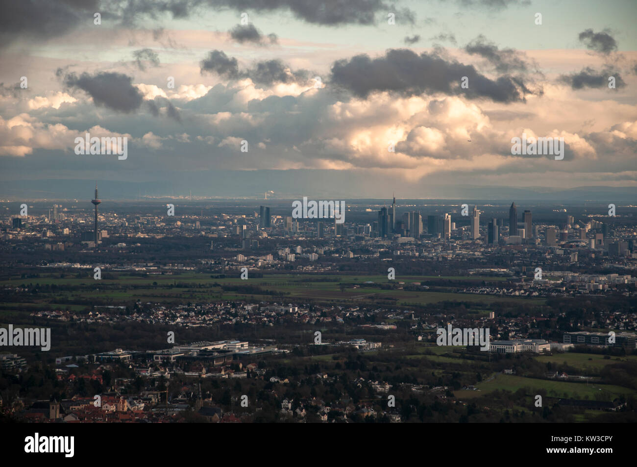 Taunus turm frankfurt -Fotos und -Bildmaterial in hoher Auflösung – Alamy