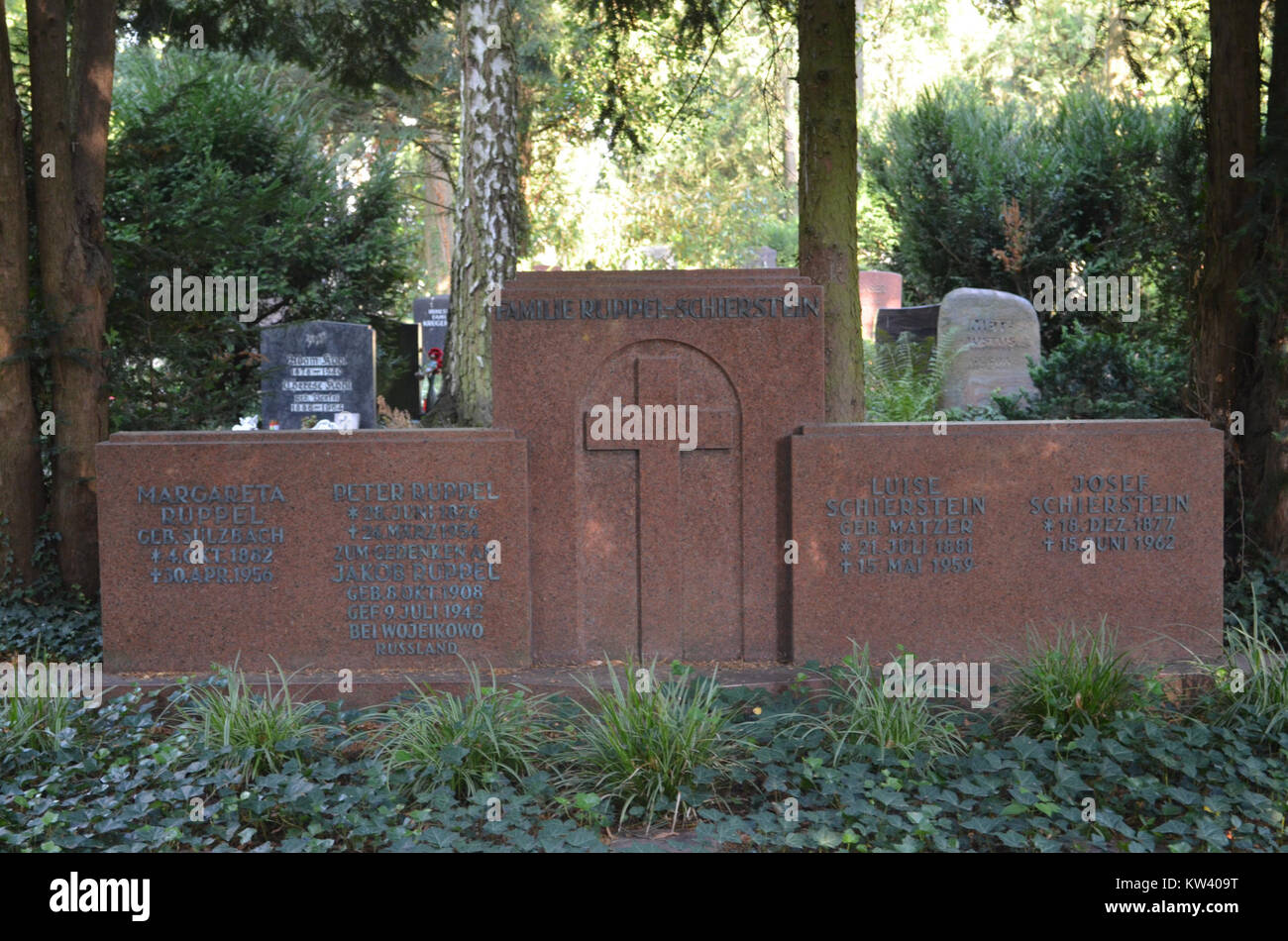 Der Grabmarker auf dem Neuen Friedhof in Bockenheim ehrt die Familie ...
