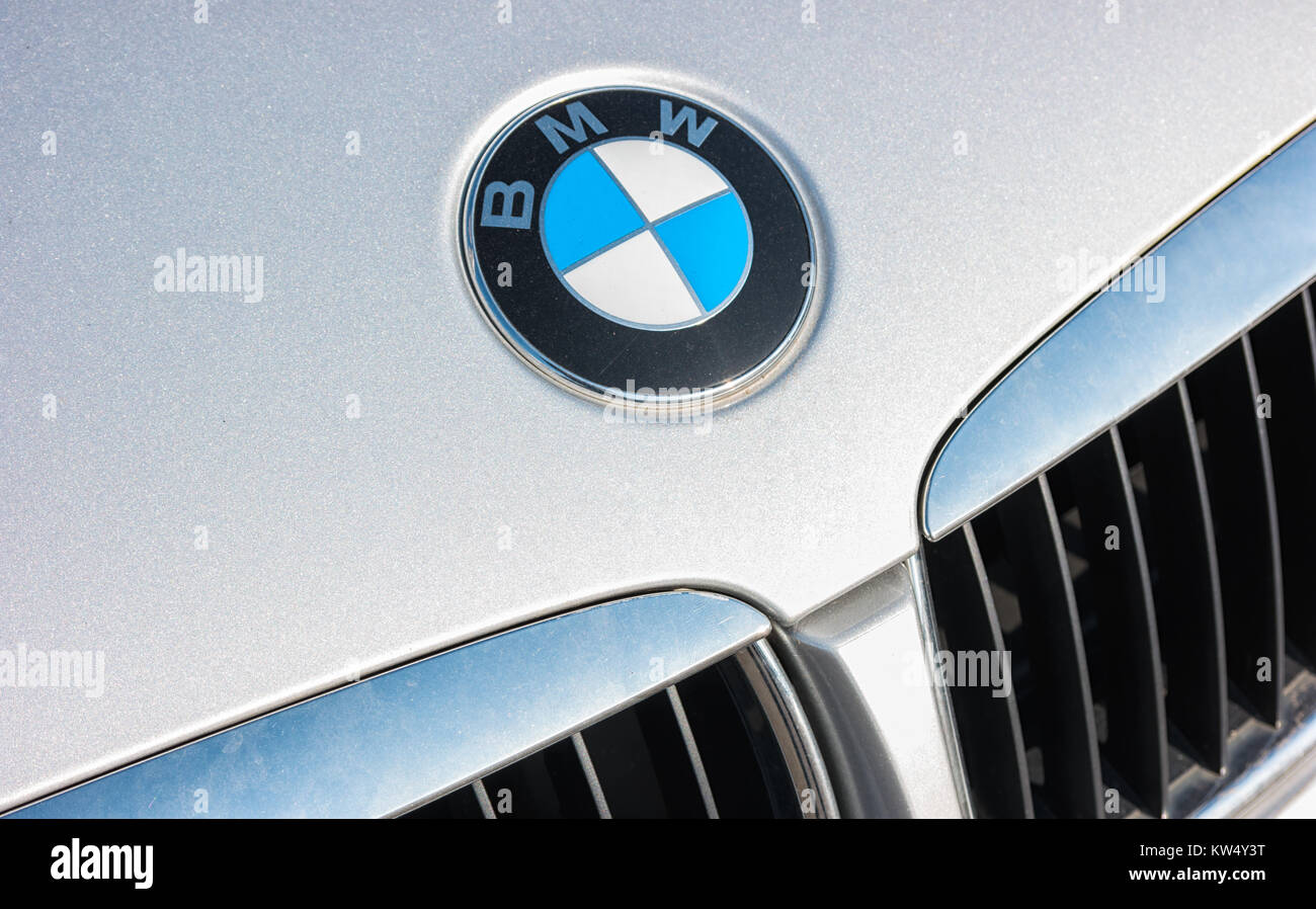 Zeichen eines BMW-Logos auf silbernem Auto. BMW ist ein Unternehmen zur ...