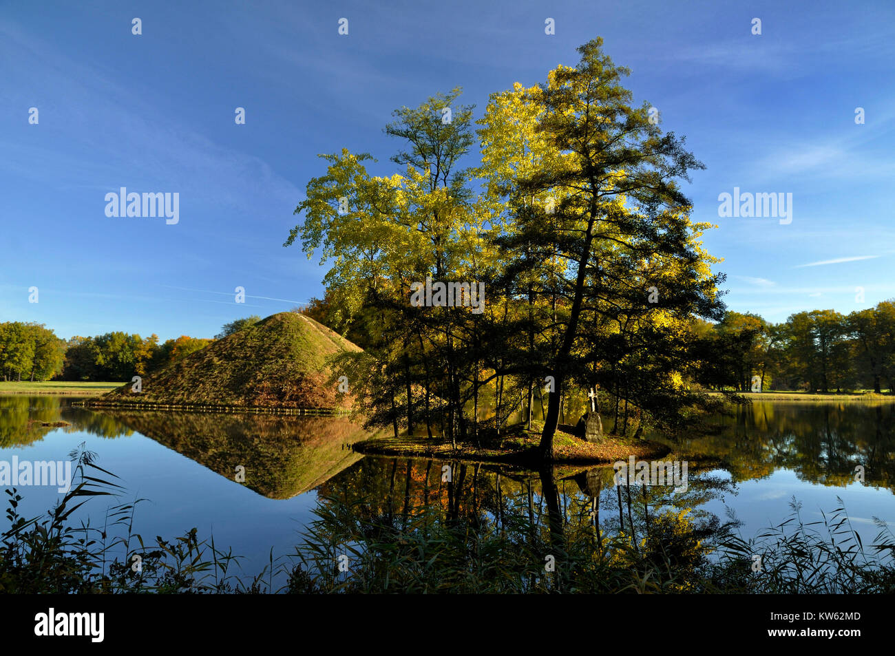 Grabpyramide im branitz park -Fotos und -Bildmaterial in hoher ...