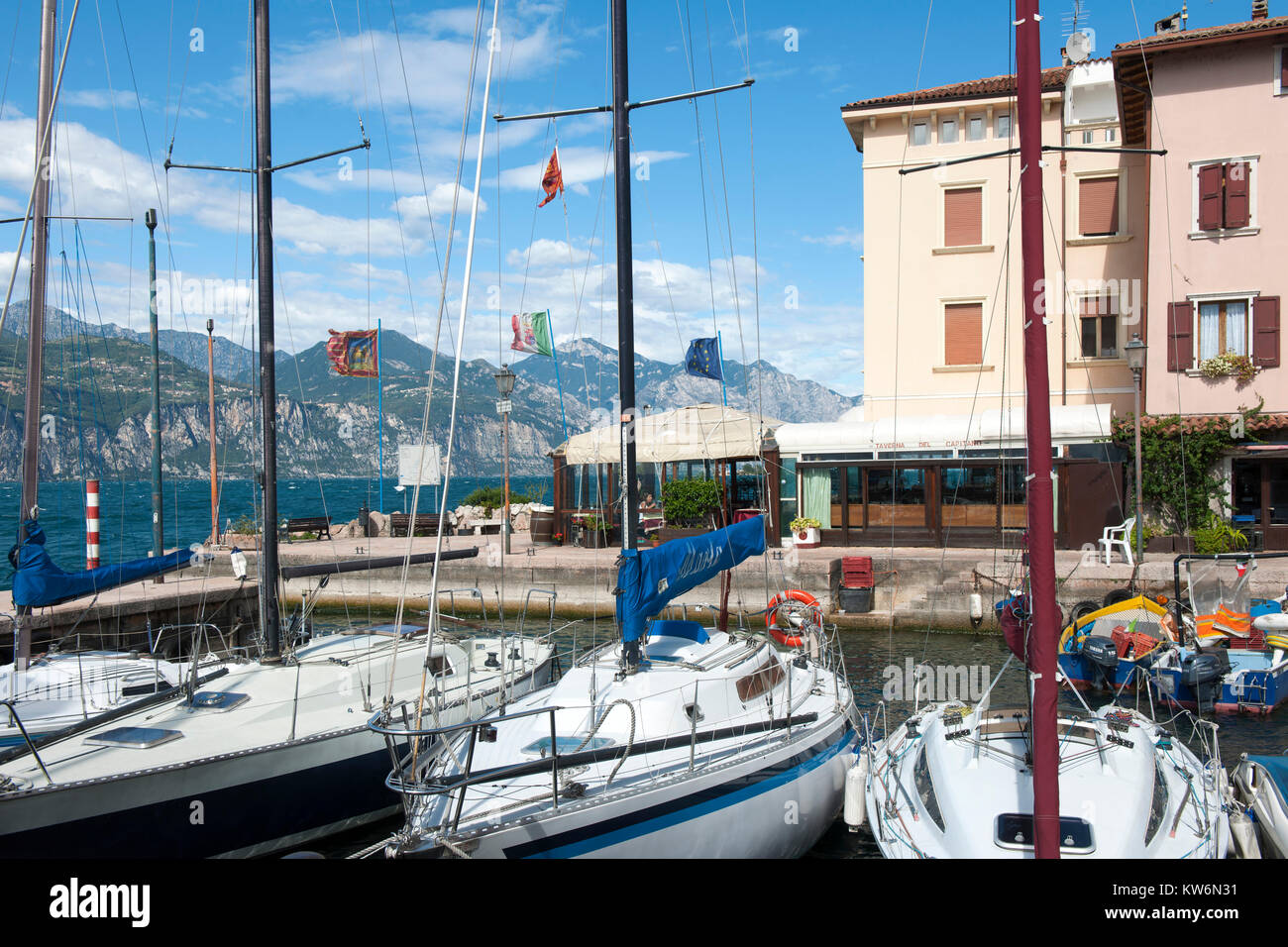 Hafen von porto di brenzone -Fotos und -Bildmaterial in hoher Auflösung ...