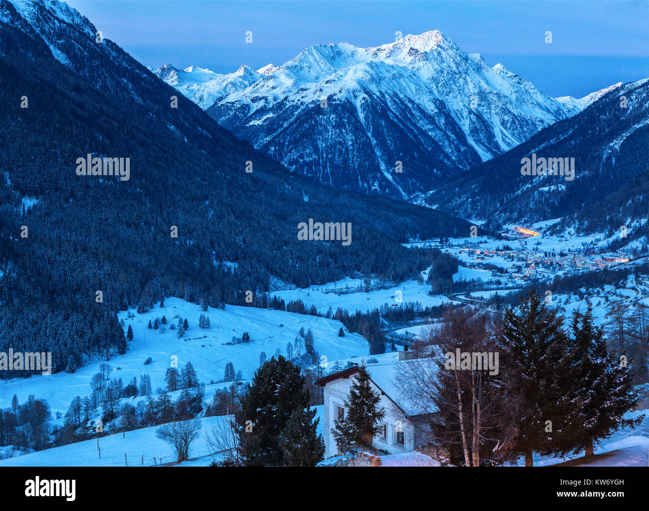 Landschaft des Engadin bei Dämmerung im Winter, Schweiz. Guarda ...