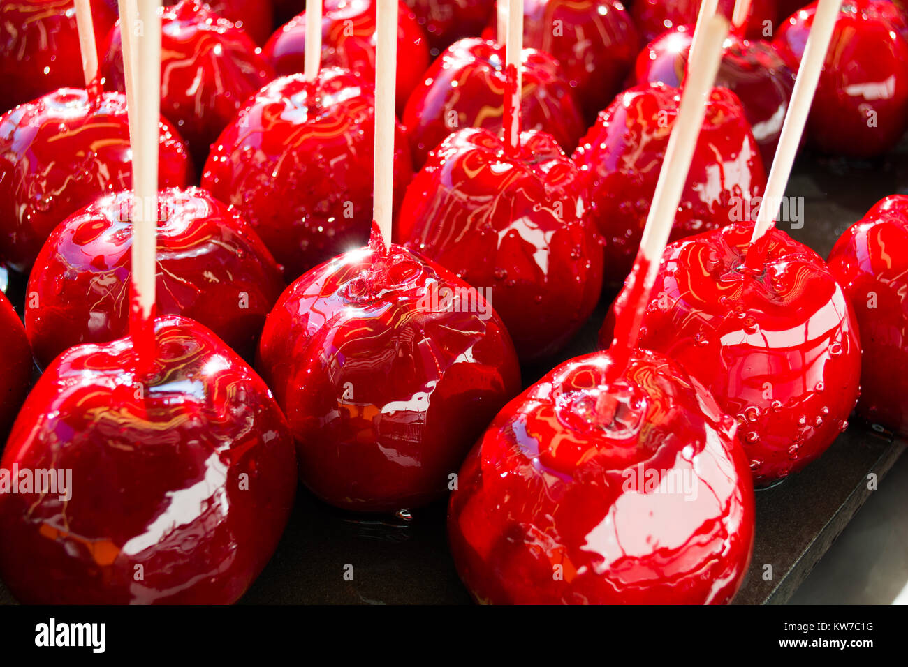 Traditioneller toffeeapfel -Fotos und -Bildmaterial in hoher Auflösung ...
