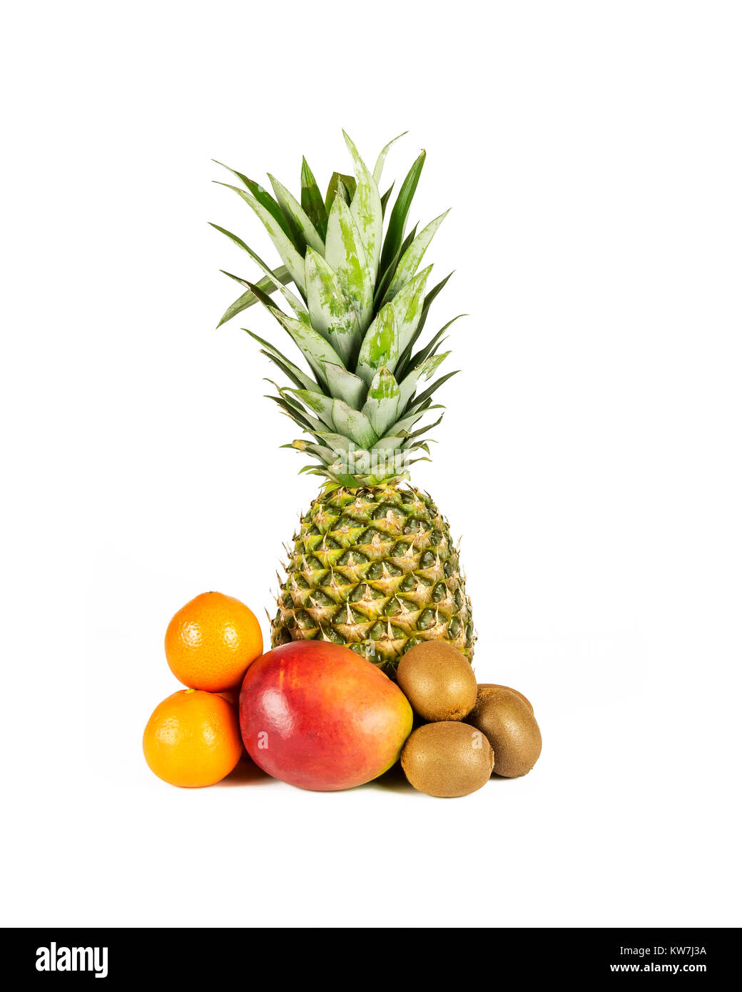 Auf einem weißen Hintergrund gibt es eine große reife Ananas und eine ...