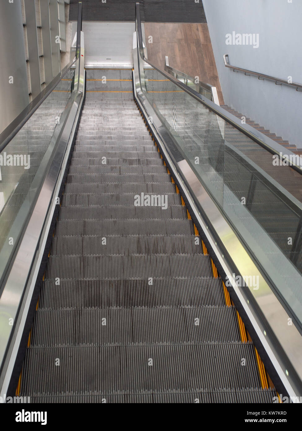Rolltreppe hinuntergehen -Fotos und -Bildmaterial in hoher Auflösung ...