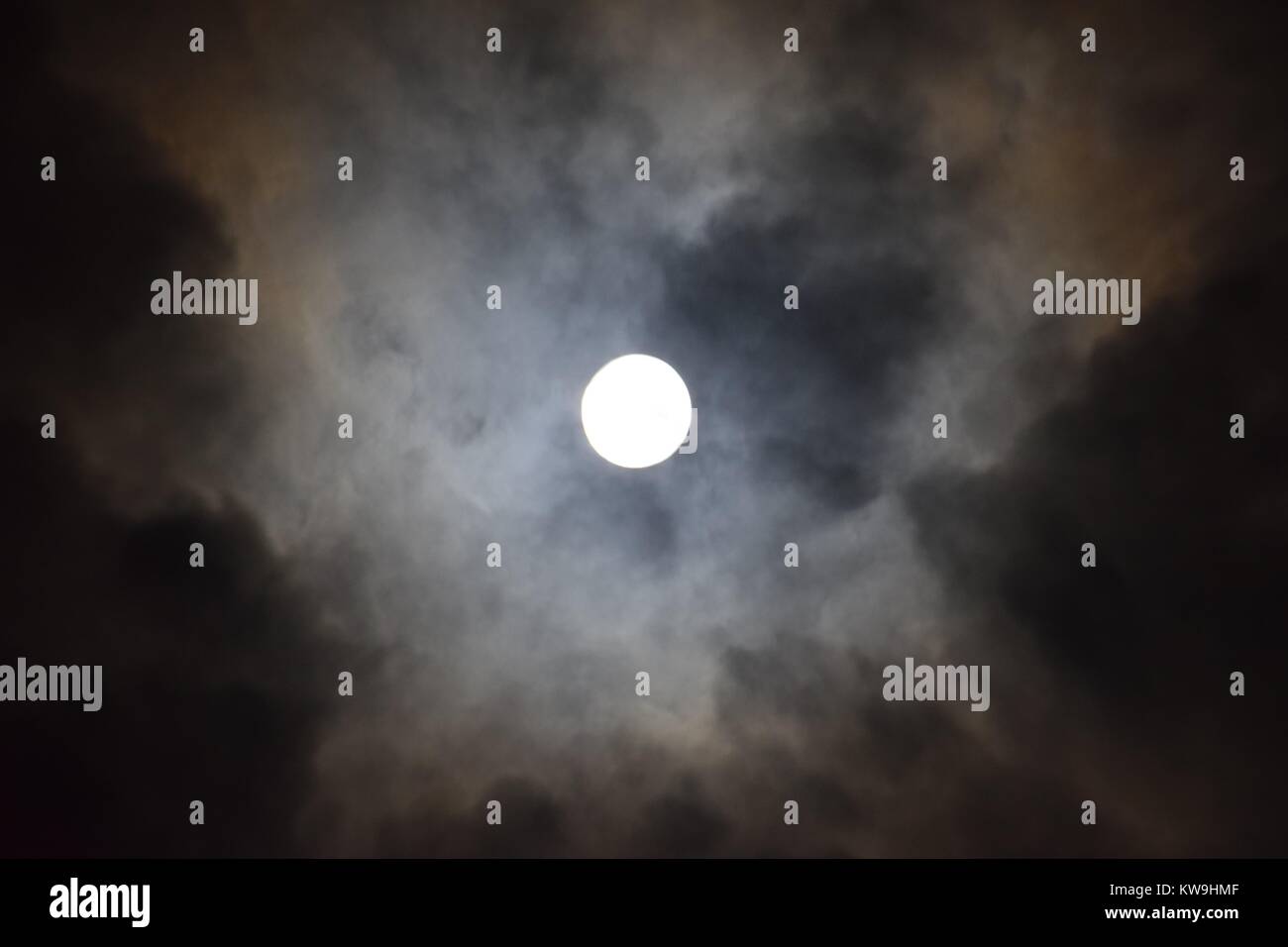 Sleepless full moon -Fotos und -Bildmaterial in hoher Auflösung – Alamy
