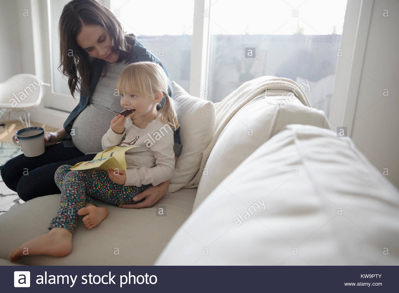 Junge Schwangere Mutter Mit Kind Stockfotos und -bilder Kaufen - Alamy