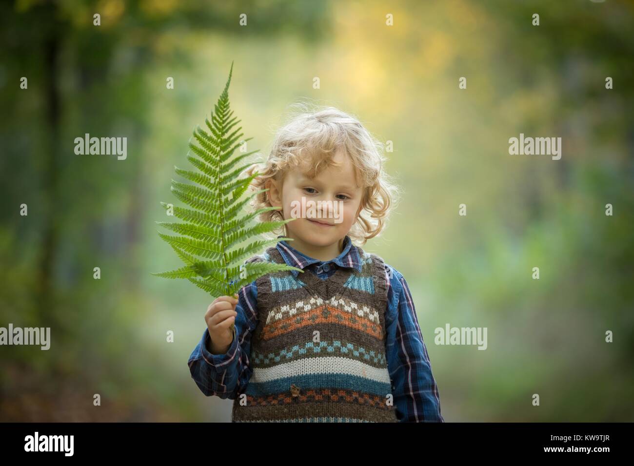 Blonde haare junges kind -Fotos und -Bildmaterial in hoher Auflösung ...