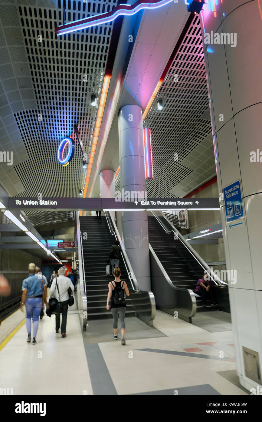 Menschen auf der Roten Linie Plattform und Rolltreppe im Inneren Pershing Square Metro U-Bahn in ...
