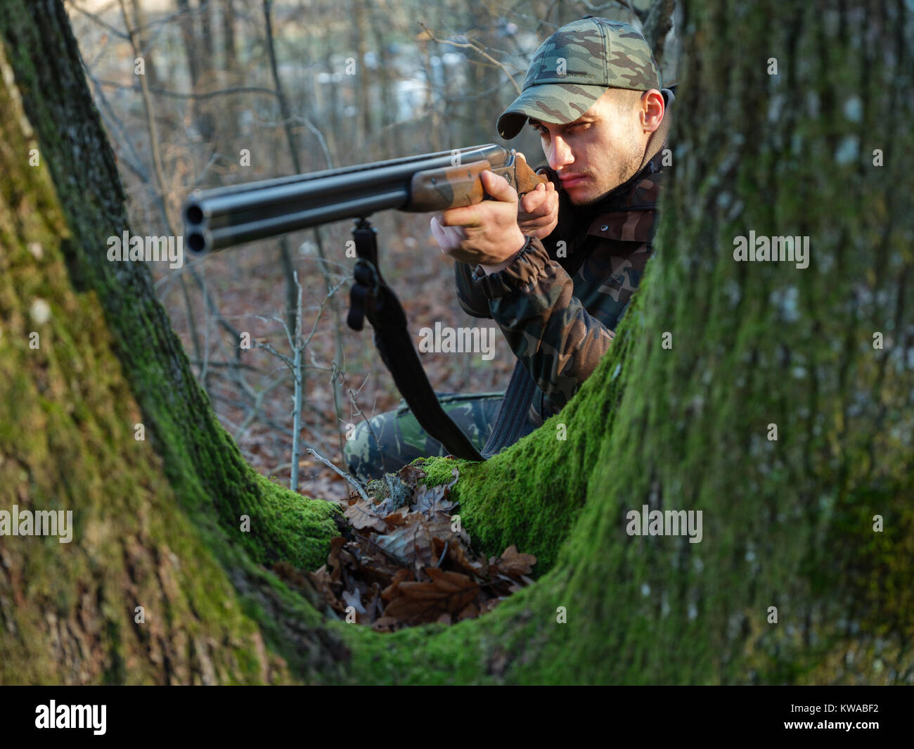 Jäger in camo Anzug mit Double barrel Shotgun Stockfotografie - Alamy