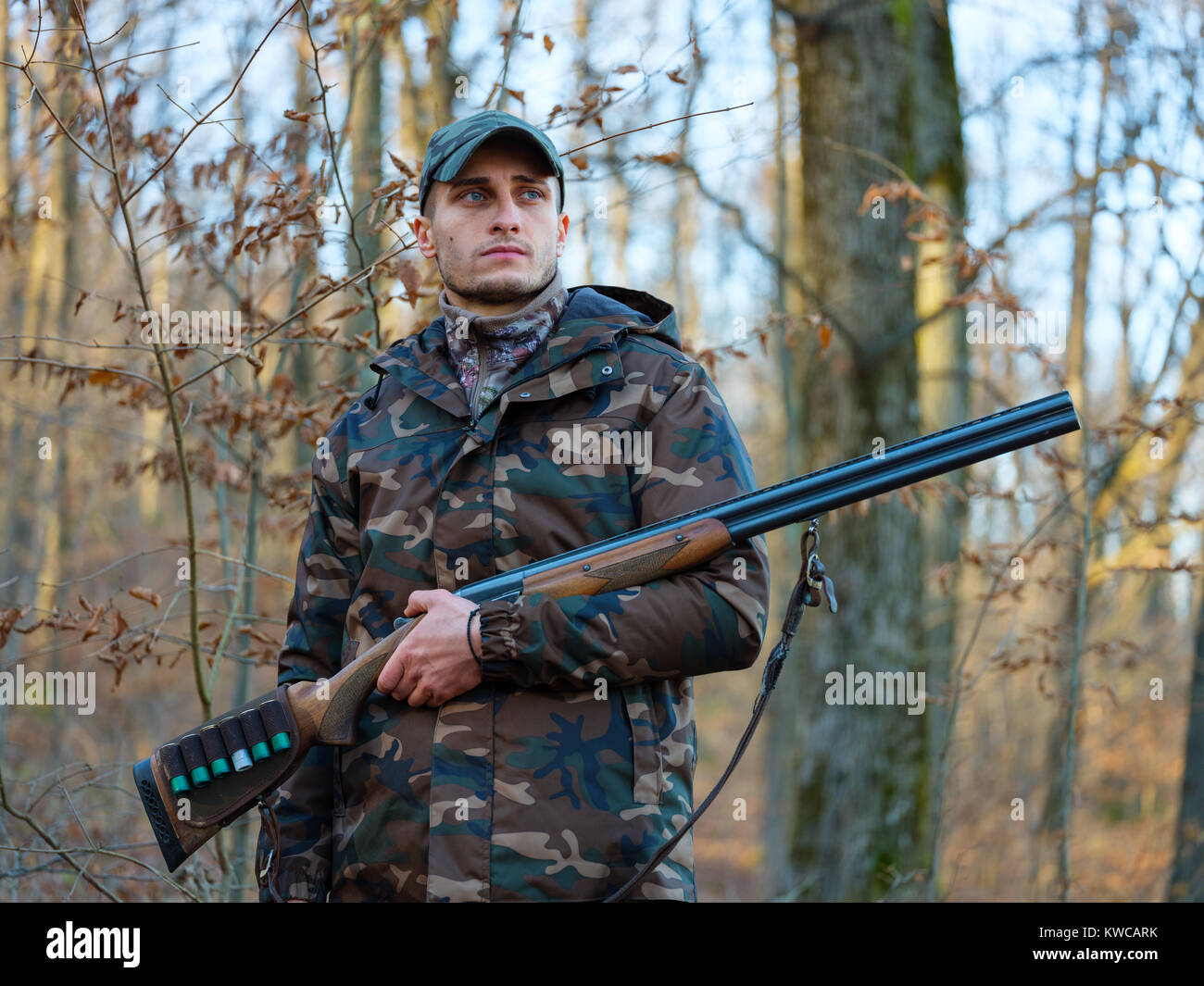 Jäger in camo Anzug mit Double barrel Shotgun Stockfotografie - Alamy