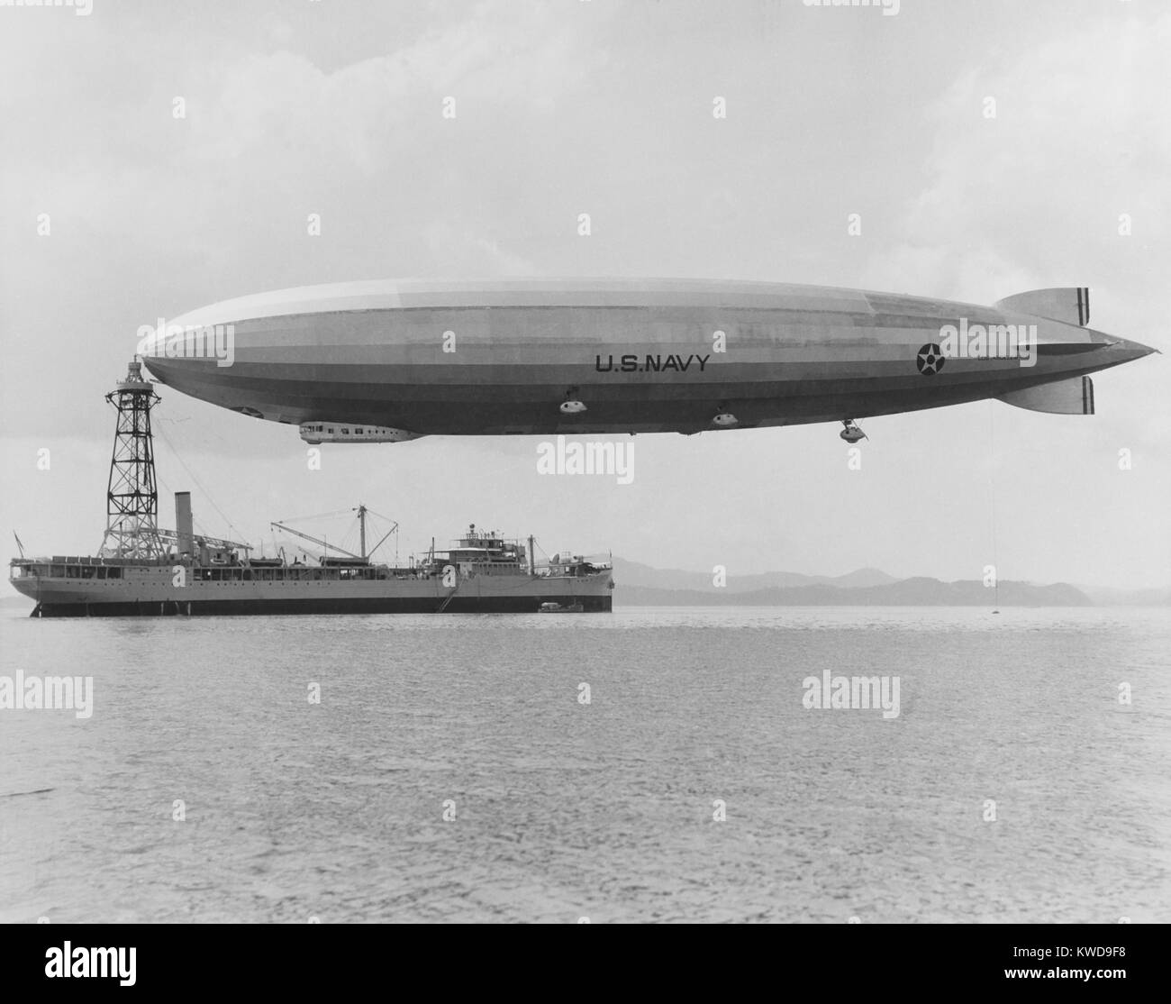 USS Los Angeles an der Mooring Mast der USS Patoka, 125 Meter über dem ...