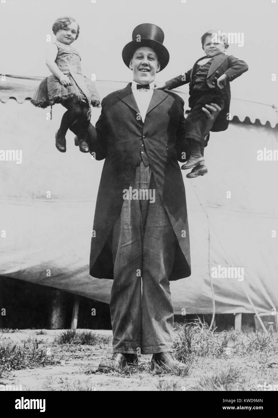 Johan 'John' Aasen Holding ein Zwerg, in jeder Hand, Ca. 1923. Über 8 ...