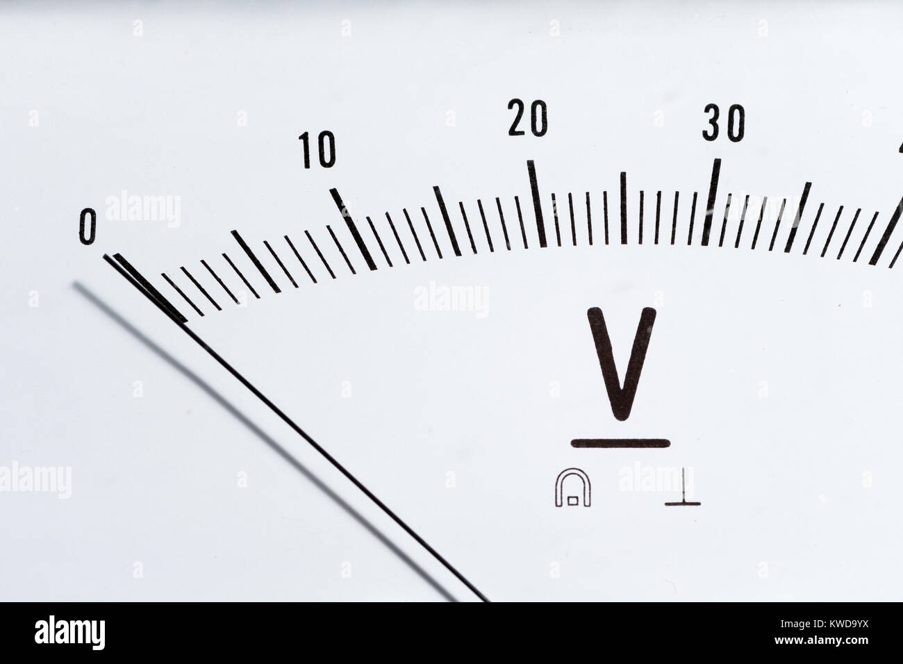 Detail eines analogen Voltmeter, Zeiger und Skala Stockfotografie - Alamy