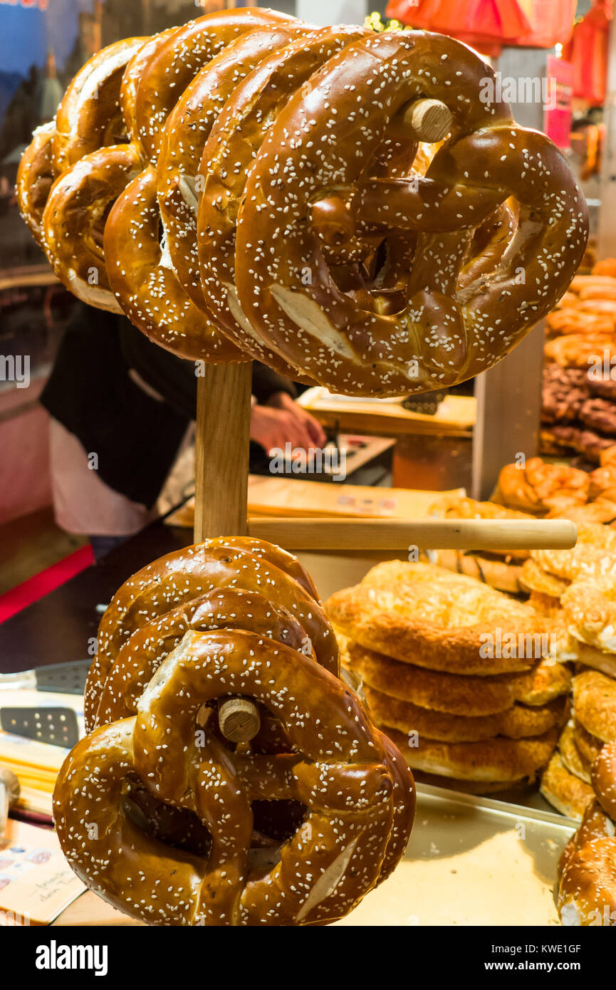 Bretzel bäckerei -Fotos und -Bildmaterial in hoher Auflösung – Alamy