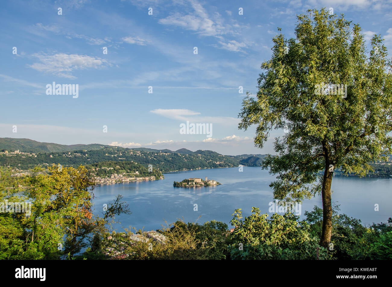 Orta See ist einer der schönsten italienischen Seen. Isola San Giulio ...