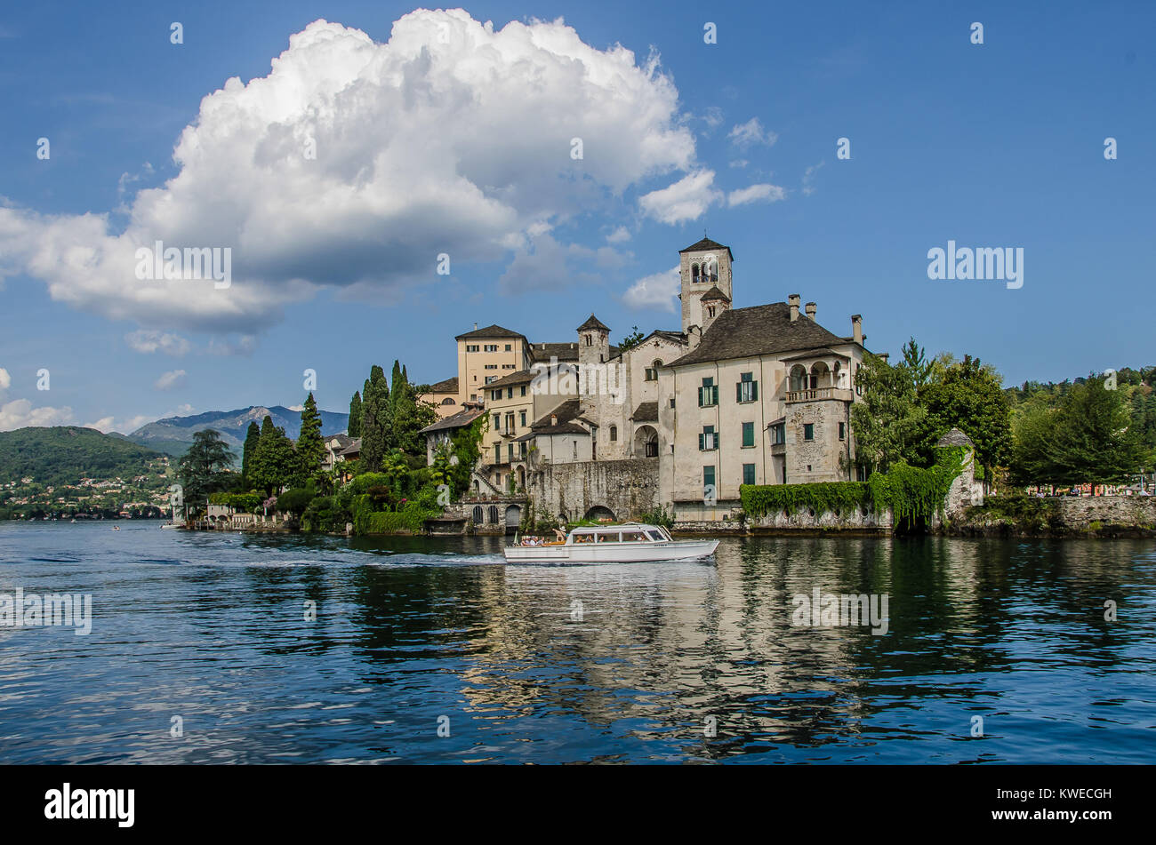 Orta See ist einer der schönsten italienischen Seen. Isola San Giulio ...