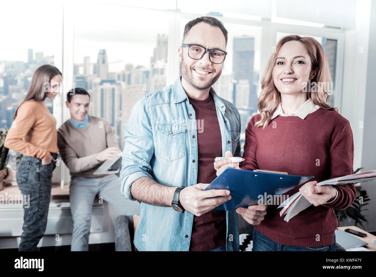 Zuverlässige Kolleginnen und Kollegen. Schöne zufrieden qualifizierte ...