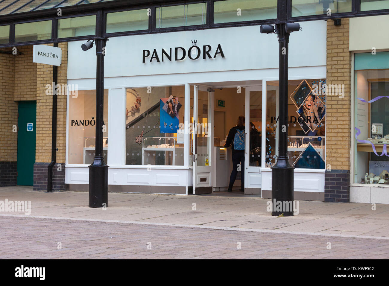 Pandora Shop Front High Street Store Front hastings uk Stockfotografie Alamy