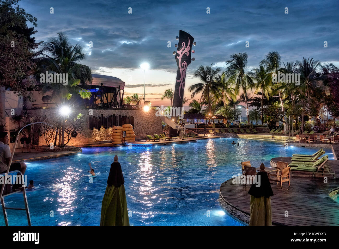 Hotel resort mit pool bei nacht -Fotos und -Bildmaterial in hoher ...