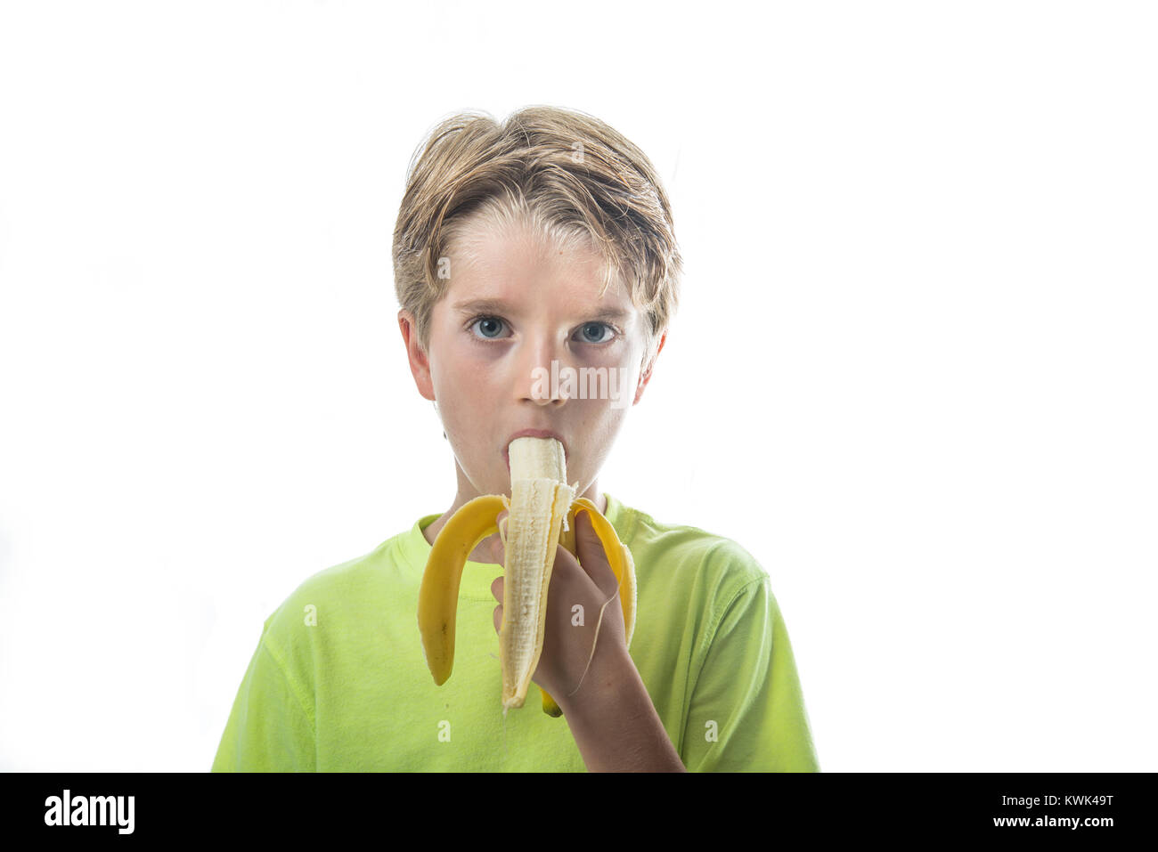 Junge und banane -Fotos und -Bildmaterial in hoher Auflösung – Alamy