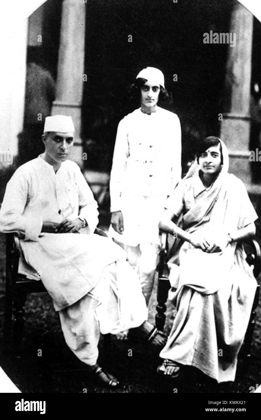 Jawaharlal Nehru und Indira, Kamala auf Anand Bhawan im Jahr 1931 Stockfotografie - Alamy