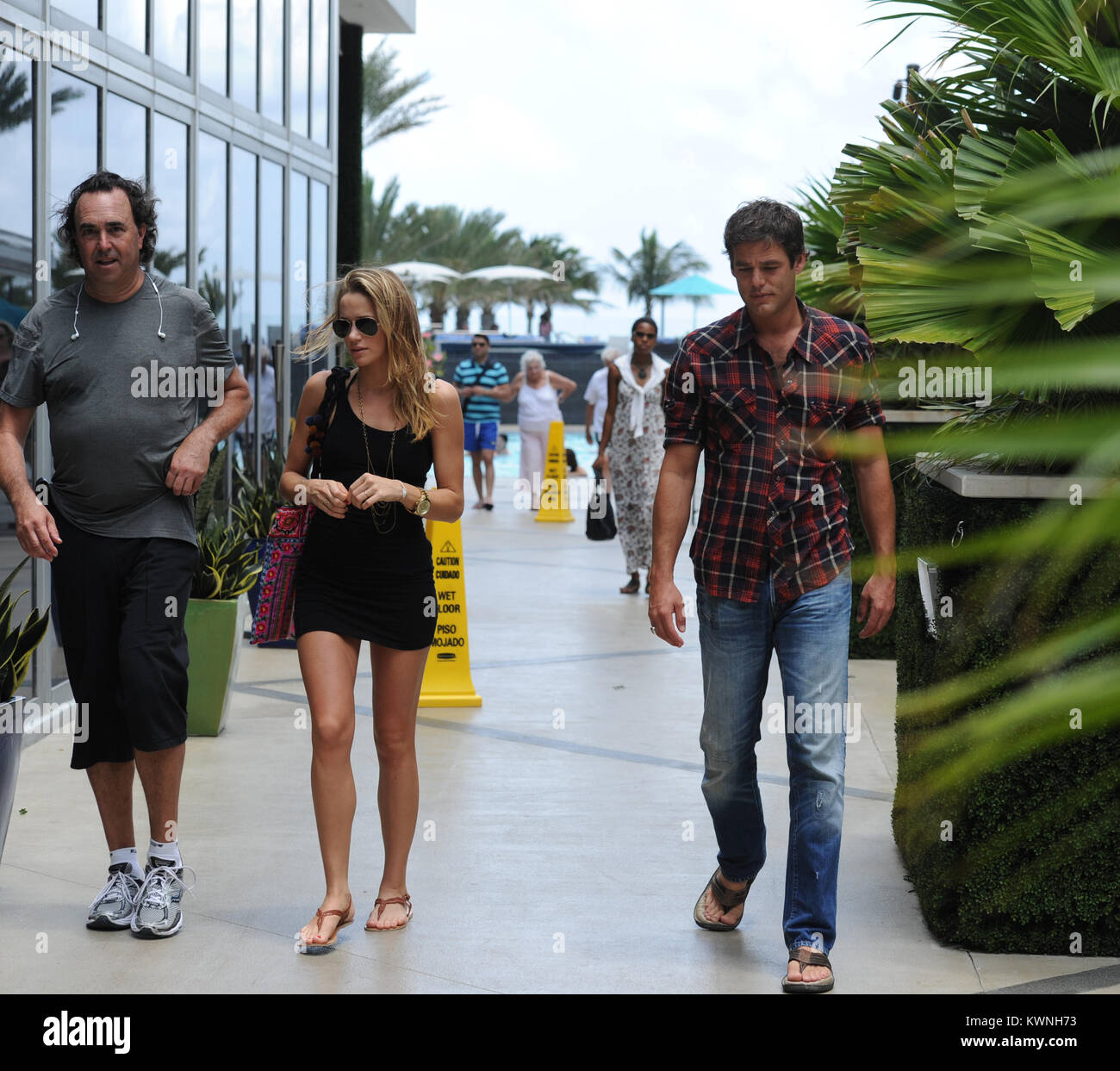 MIAMI BEACH, FL - 1. Mai: (exklusive Deckung) "One Tree Hill ...