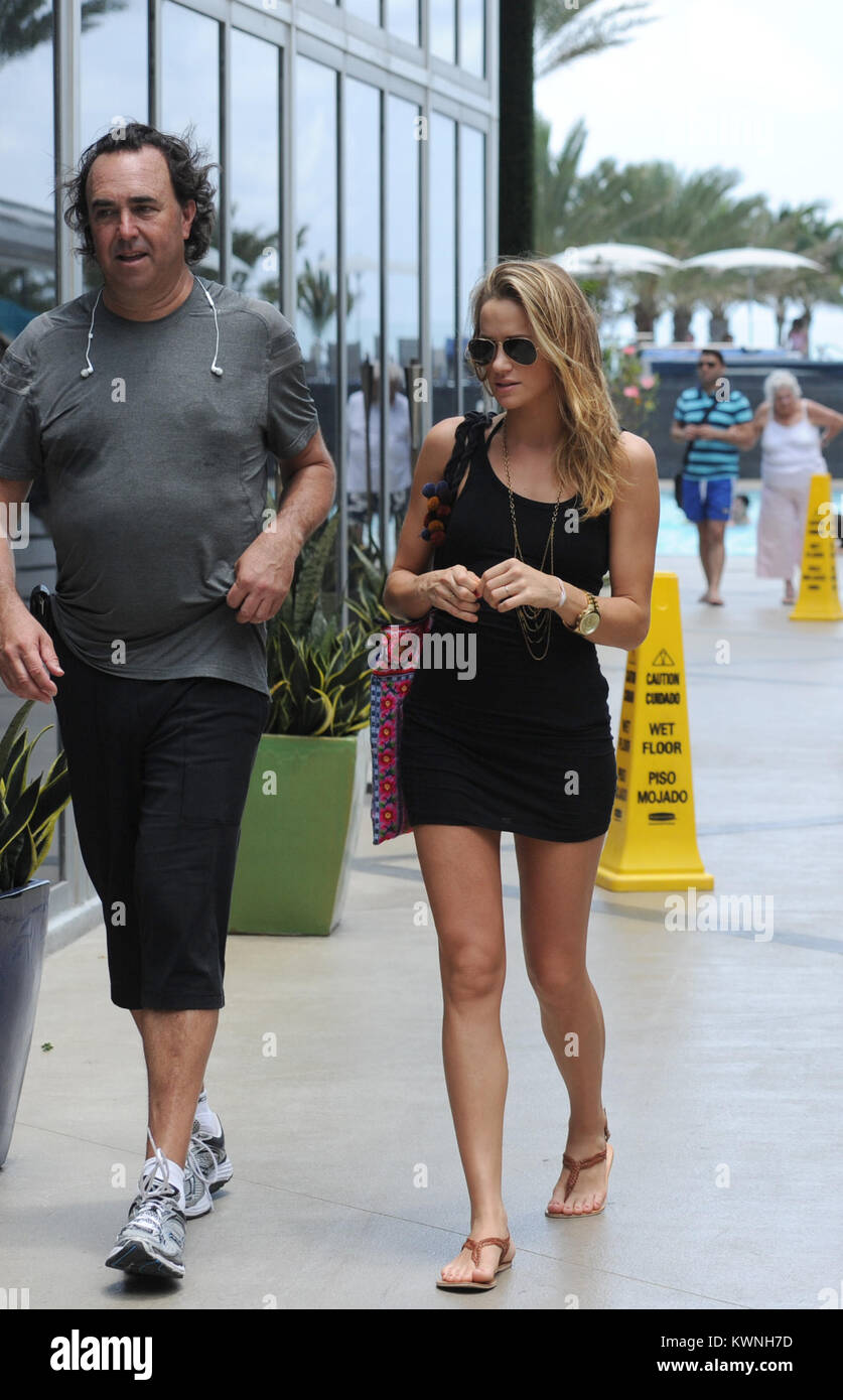 MIAMI BEACH, FL - 1. Mai: (exklusive Deckung) "One Tree Hill ...