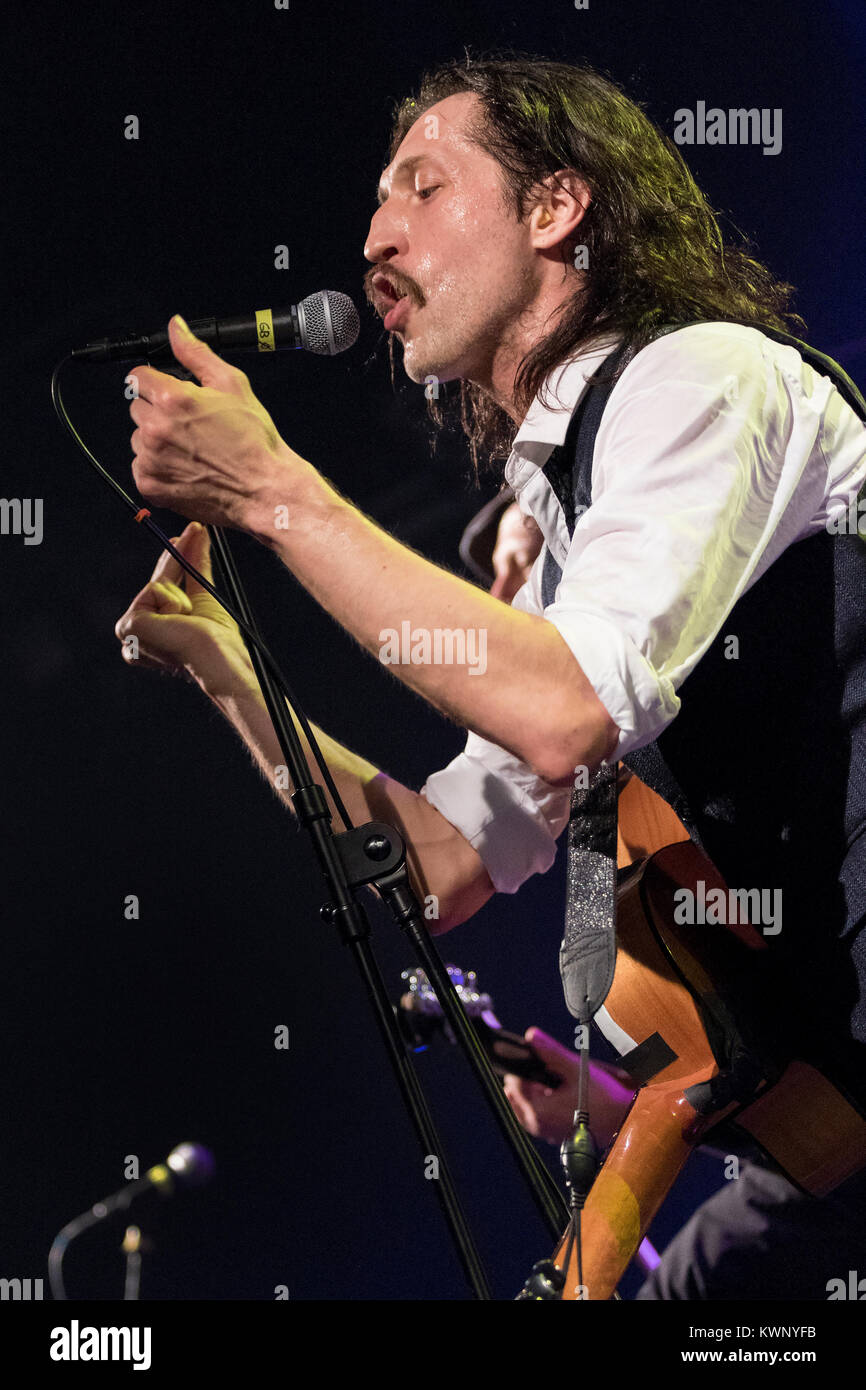 ZAGREB, KROATIEN - 01. Dezember 2017: Gogol Bordell American Gypsy Punk ...