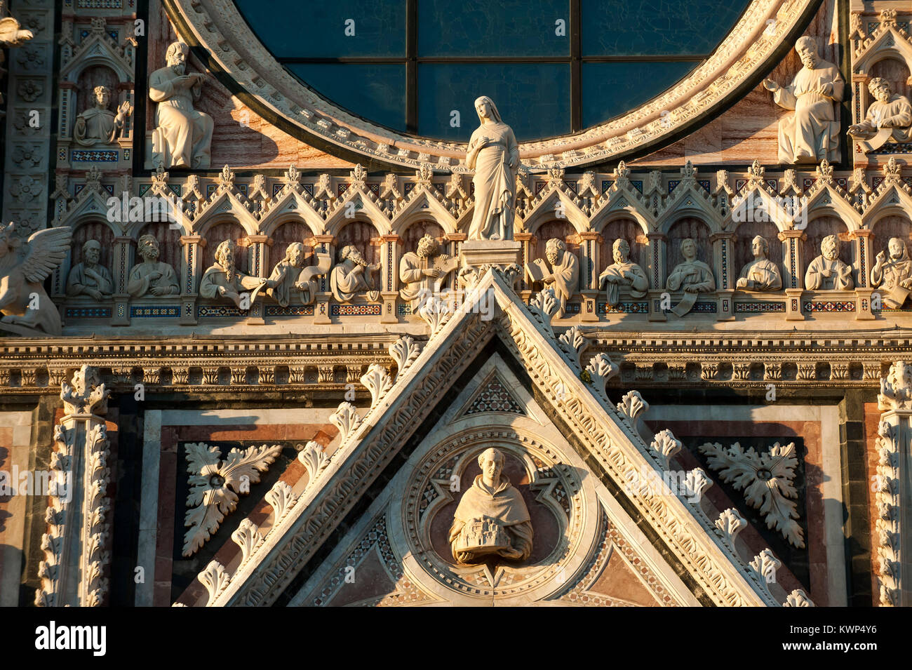 Italienische gotische Fassade von Giovanni Pisano aus dem XIII Jahrhundert Romanischer und ...