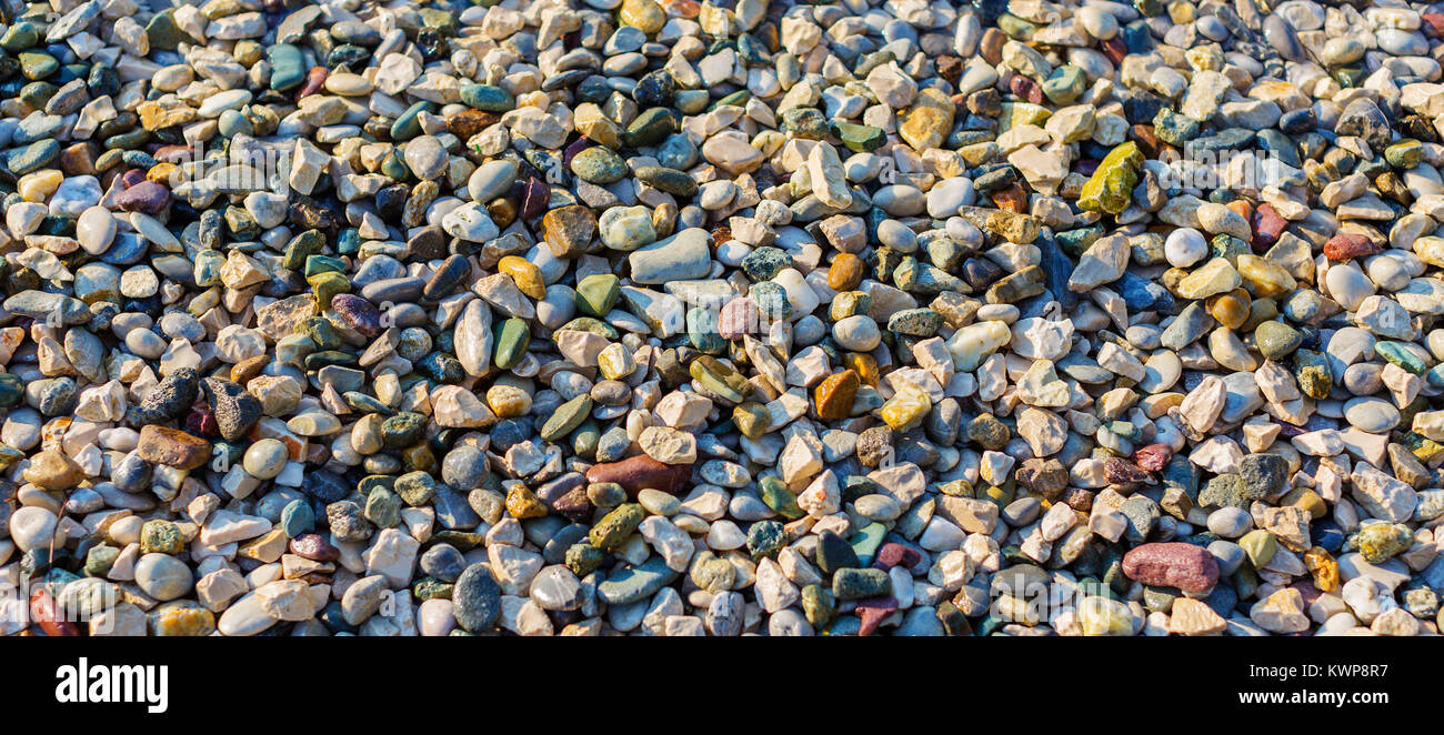 Bunte nass Kiesel-strand Hintergrund. Helle meer Steine Stockfotografie ...