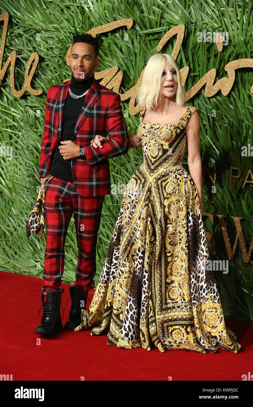 Donatella versace und lewis hamilton -Fotos und -Bildmaterial in hoher ...