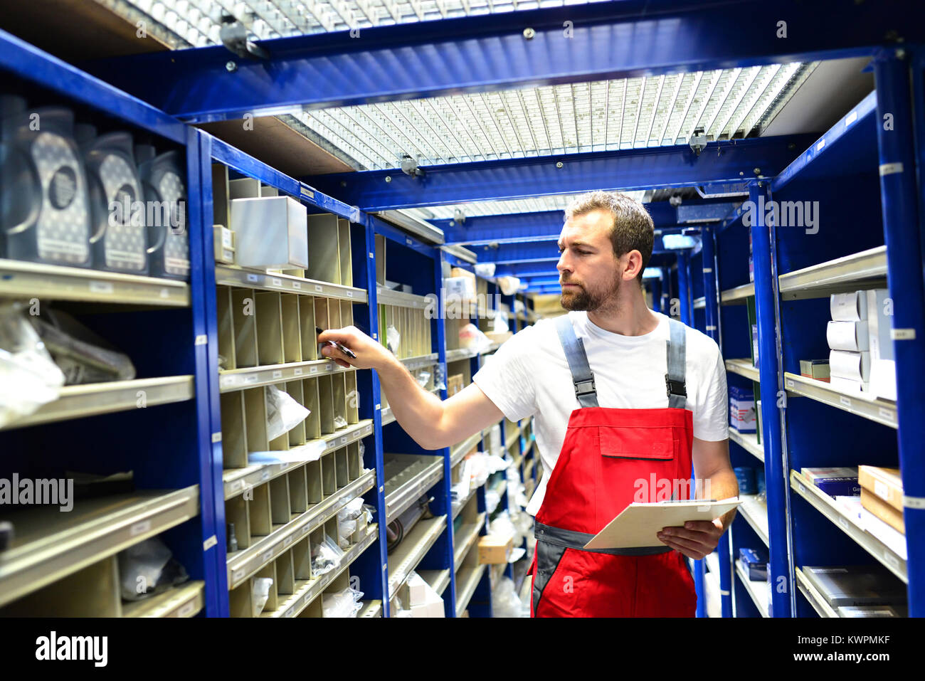 Mitarbeiter der autowerkstatt -Fotos und -Bildmaterial in hoher ...