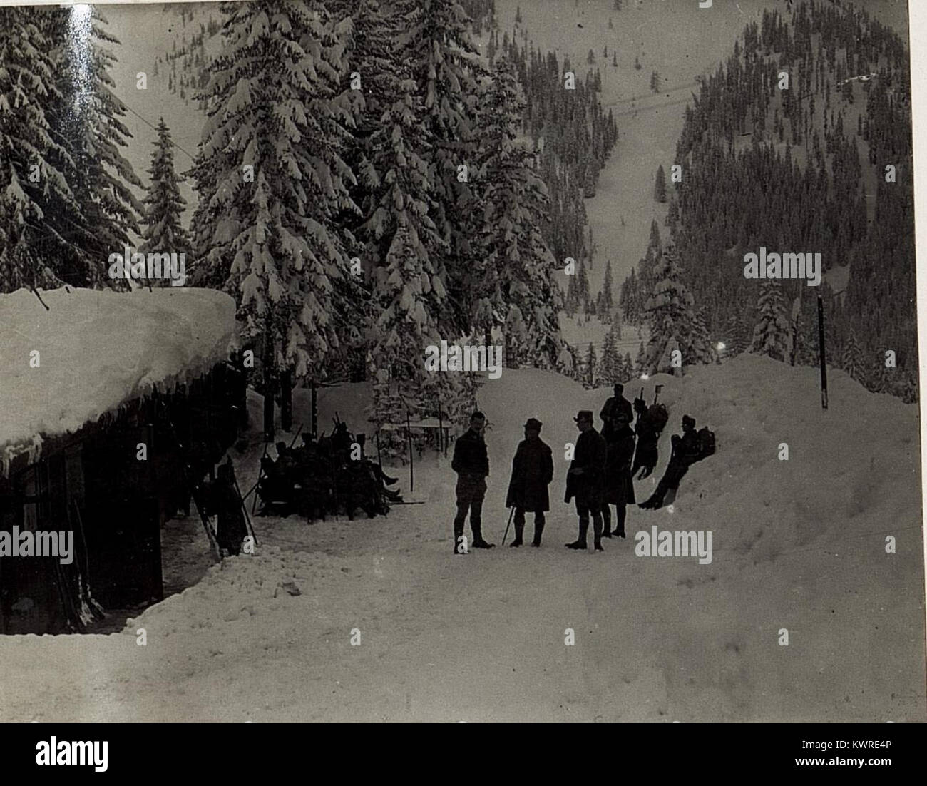 Dieses historische Bild zeigt eine Ruhezeit für ein Hilfskommando im ...