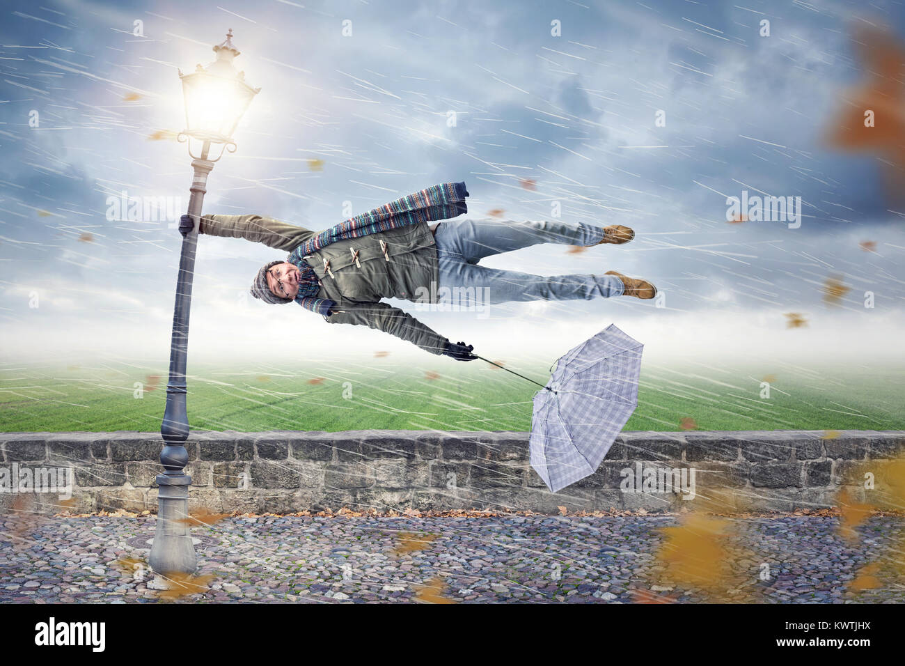 Flying Umbrella Storm Stockfotos und -bilder Kaufen - Alamy