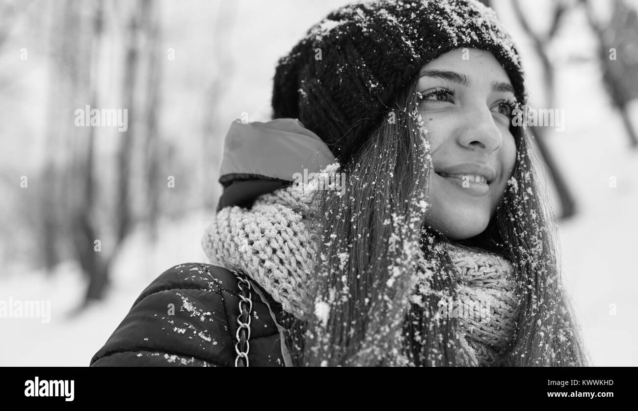 Weibliches wintermodell Schwarzweiß-Stockfotos und -bilder - Alamy