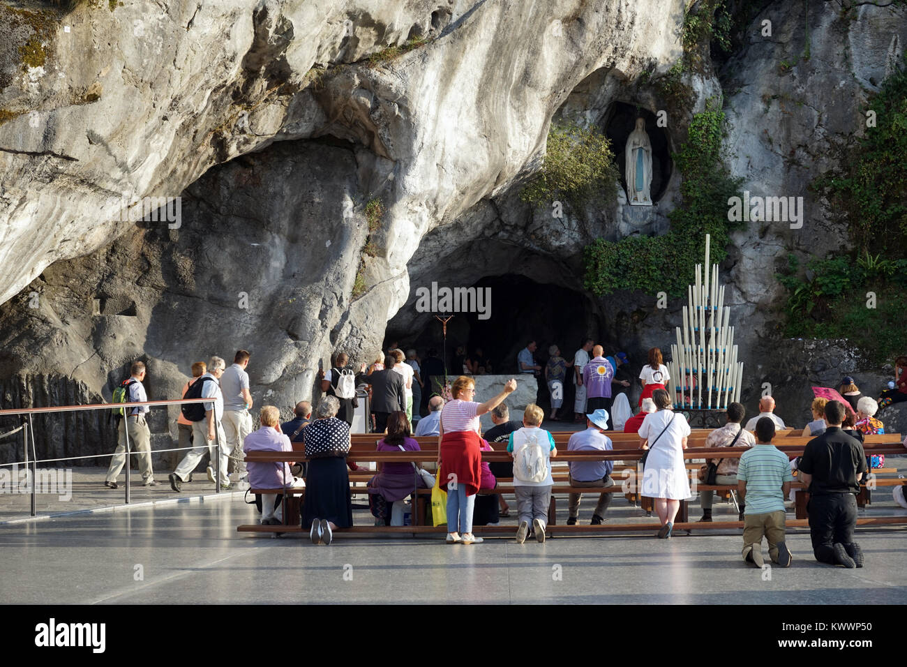 LOURDES, Frankreich - ca. Juli 2015 Lourdes Grotte unter Notre-Dame de ...