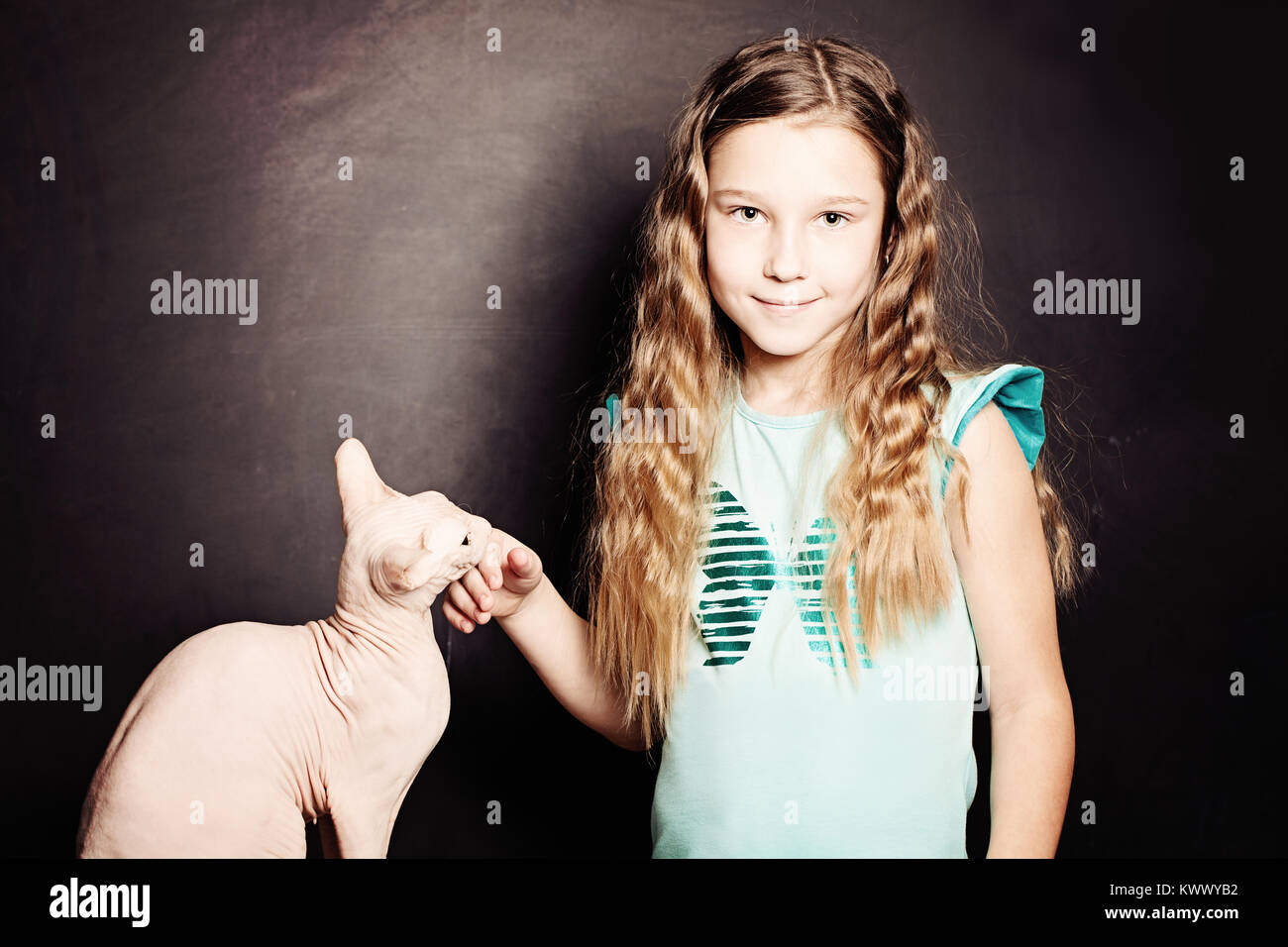 Junges mädchen mit katze -Fotos und -Bildmaterial in hoher Auflösung ...