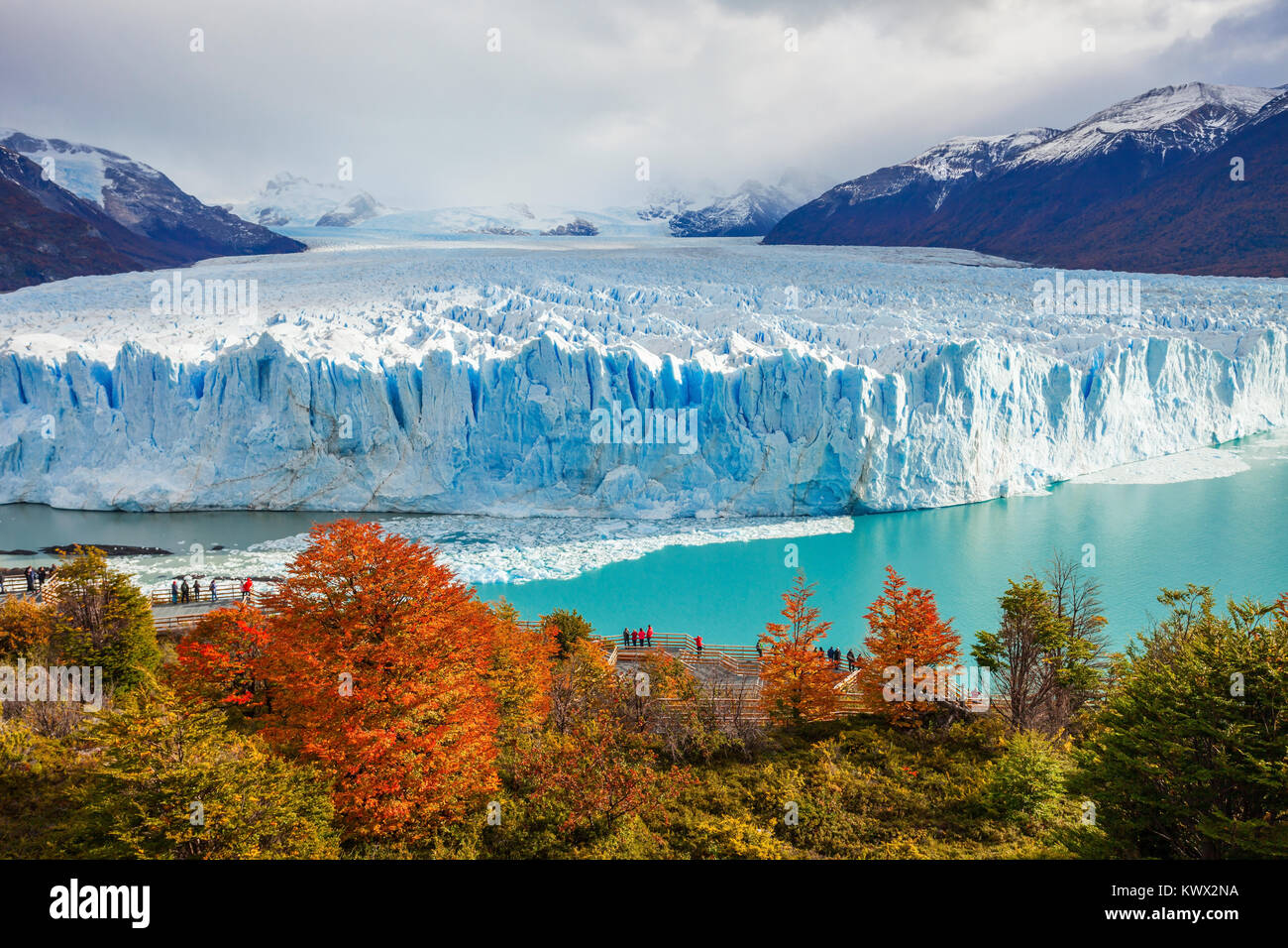 Der Perito Moreno Gletscher ist ein Gletscher im Los Glaciares ...