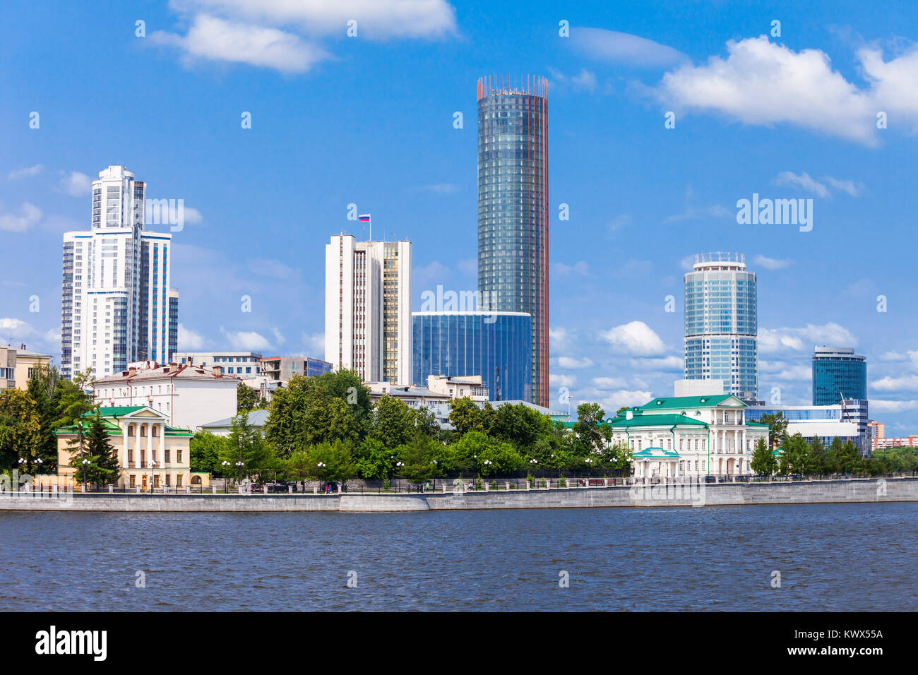 Jekaterinburg Stadtzentrum Skyline und Iset Fluss. Jekaterinburg ist ...