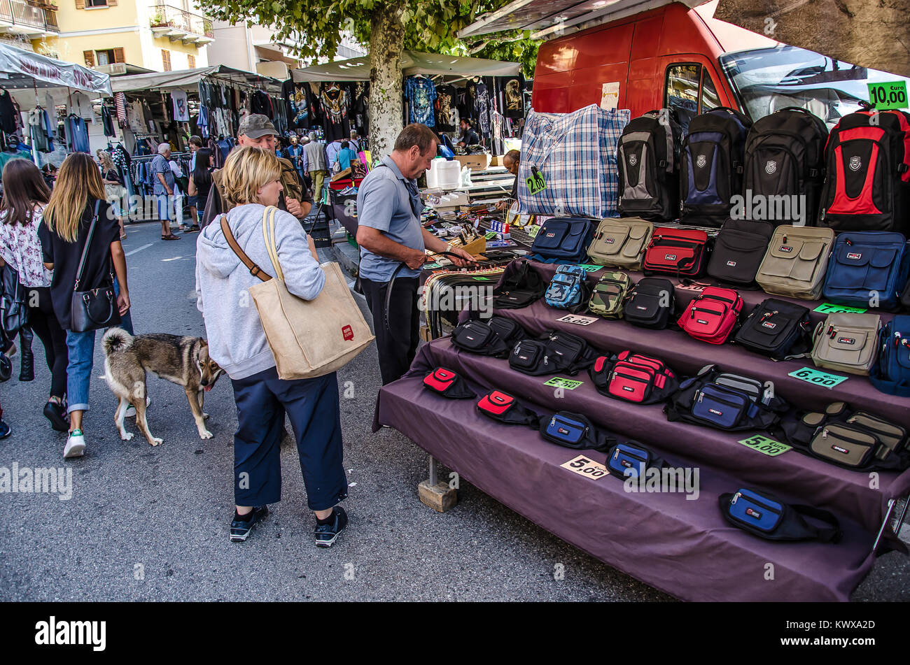 Markt in omegna -Fotos und -Bildmaterial in hoher Auflösung – Alamy